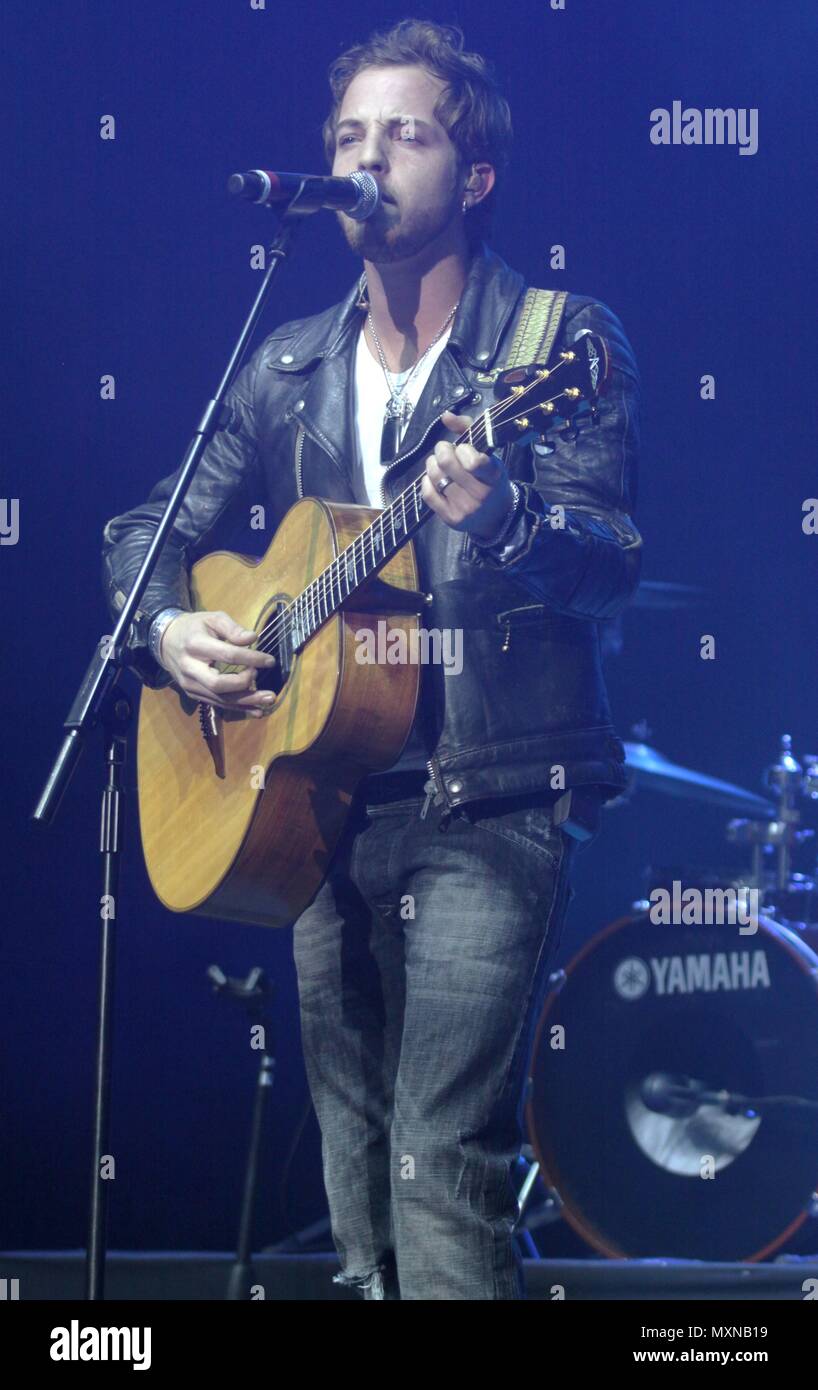 Singer and songwrite hi-res stock photography and images - Alamy