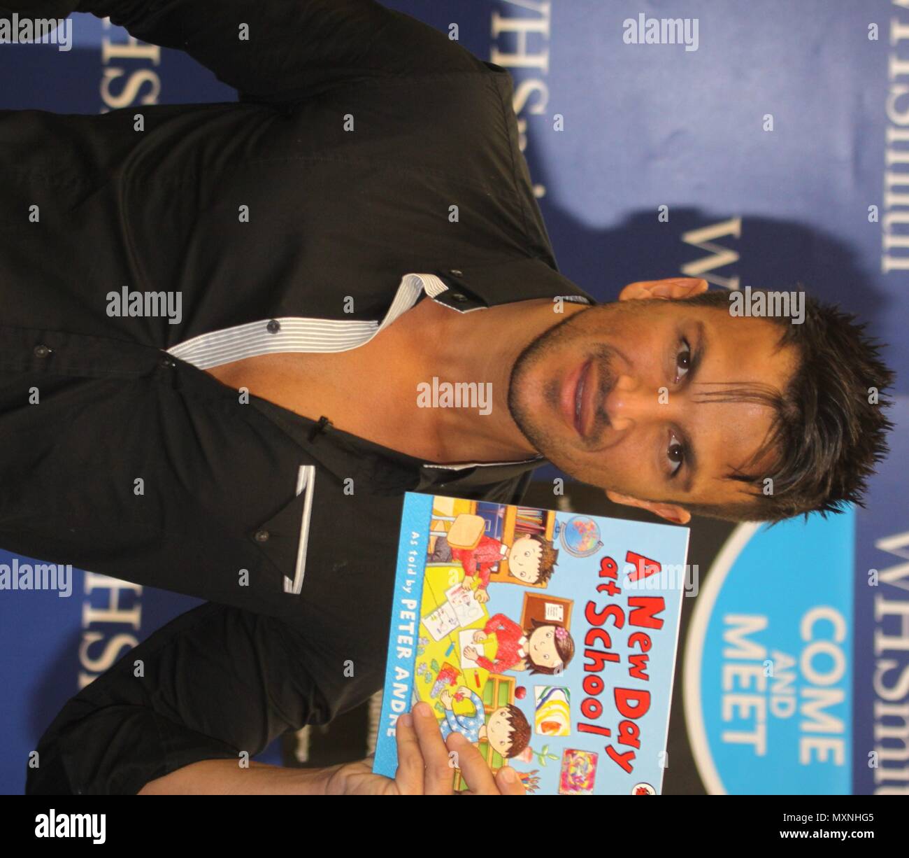 Signing fans crowd popular hi-res stock photography and images - Alamy