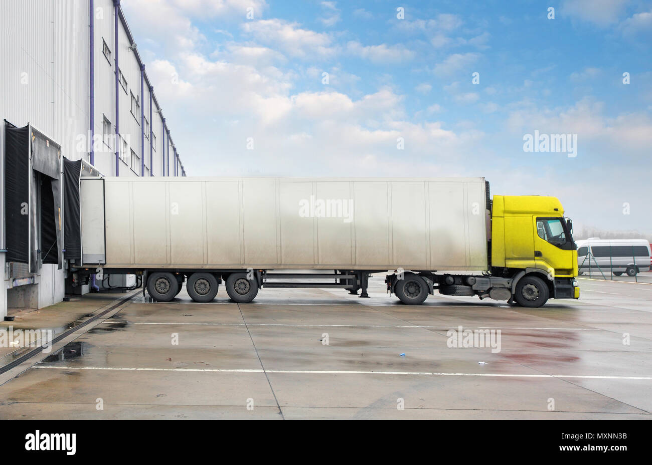Warehouse exterior with lorry hi-res stock photography and images - Alamy