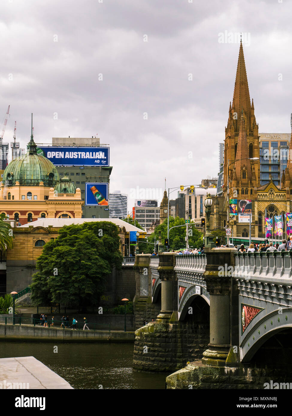 Princes Bridge spanning the Yarra river with landmarks St Paul's ...