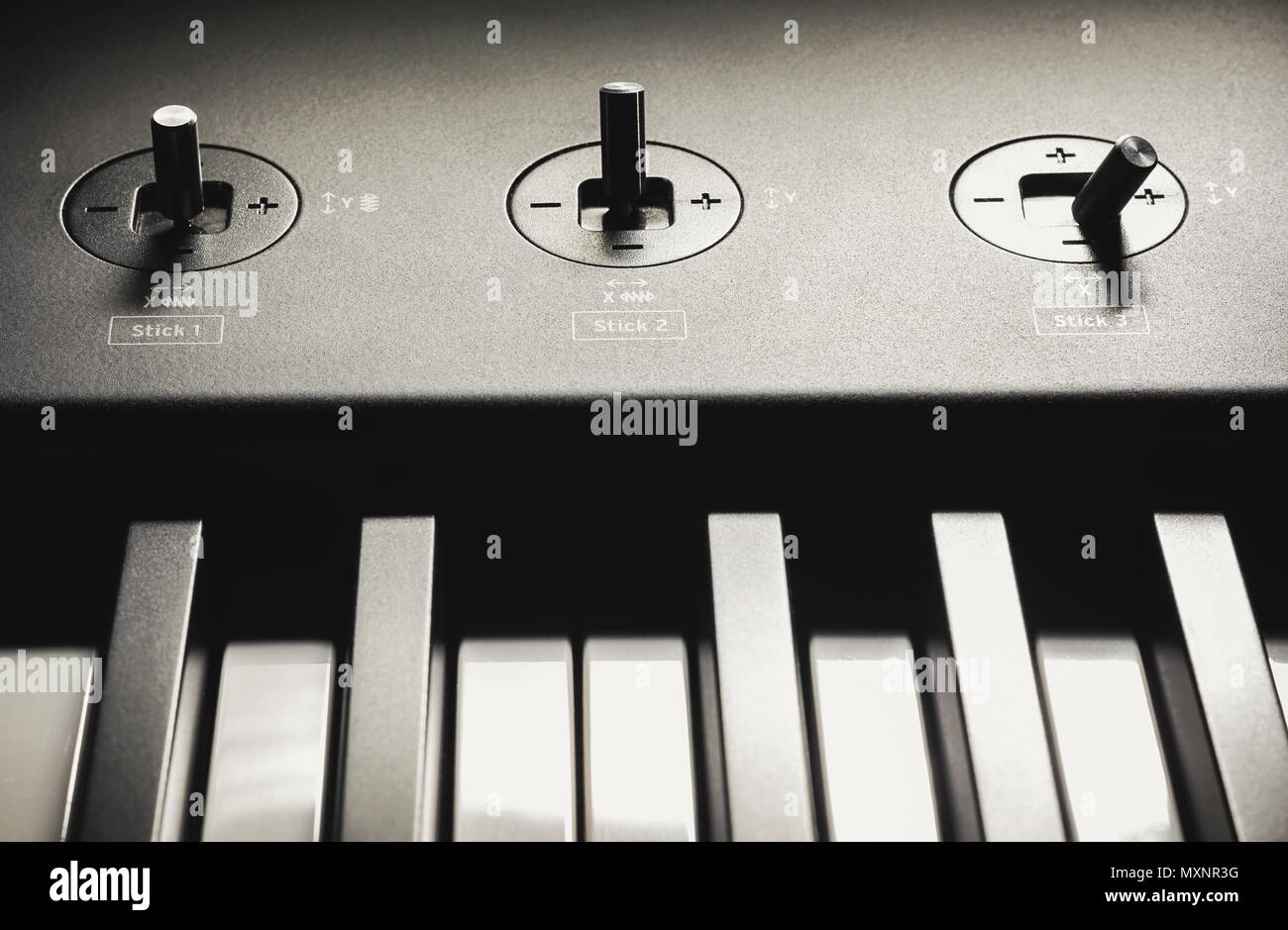 Synthesizer instrument hi-res stock photography and images - Alamy