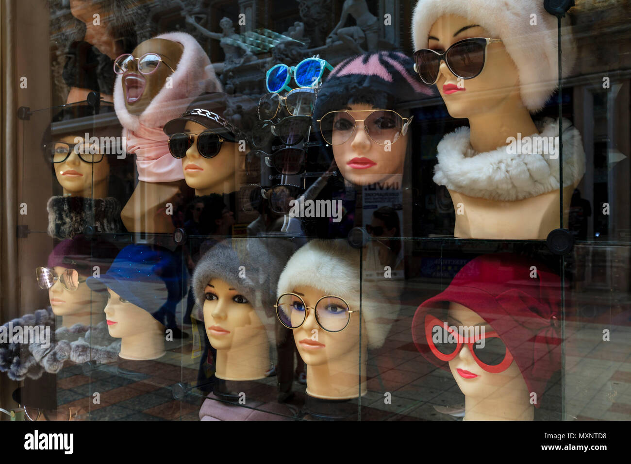 Sunglasses window display hi-res stock photography and images - Alamy