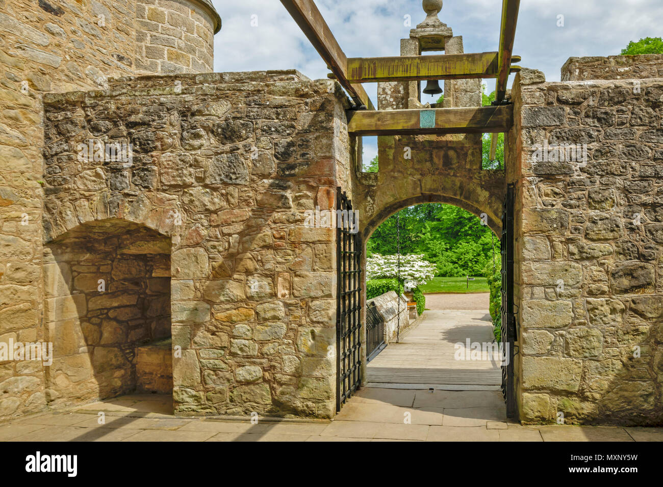 Drawbridge castle scotland hi-res stock photography and images - Alamy