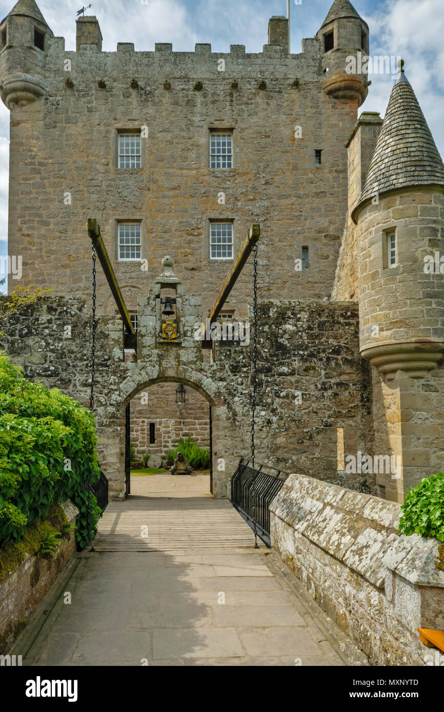 CAWDOR CASTLE NAIRN SCOTLAND THE ENTRANCE TO THE CASTLE AND TOWER OVER ...