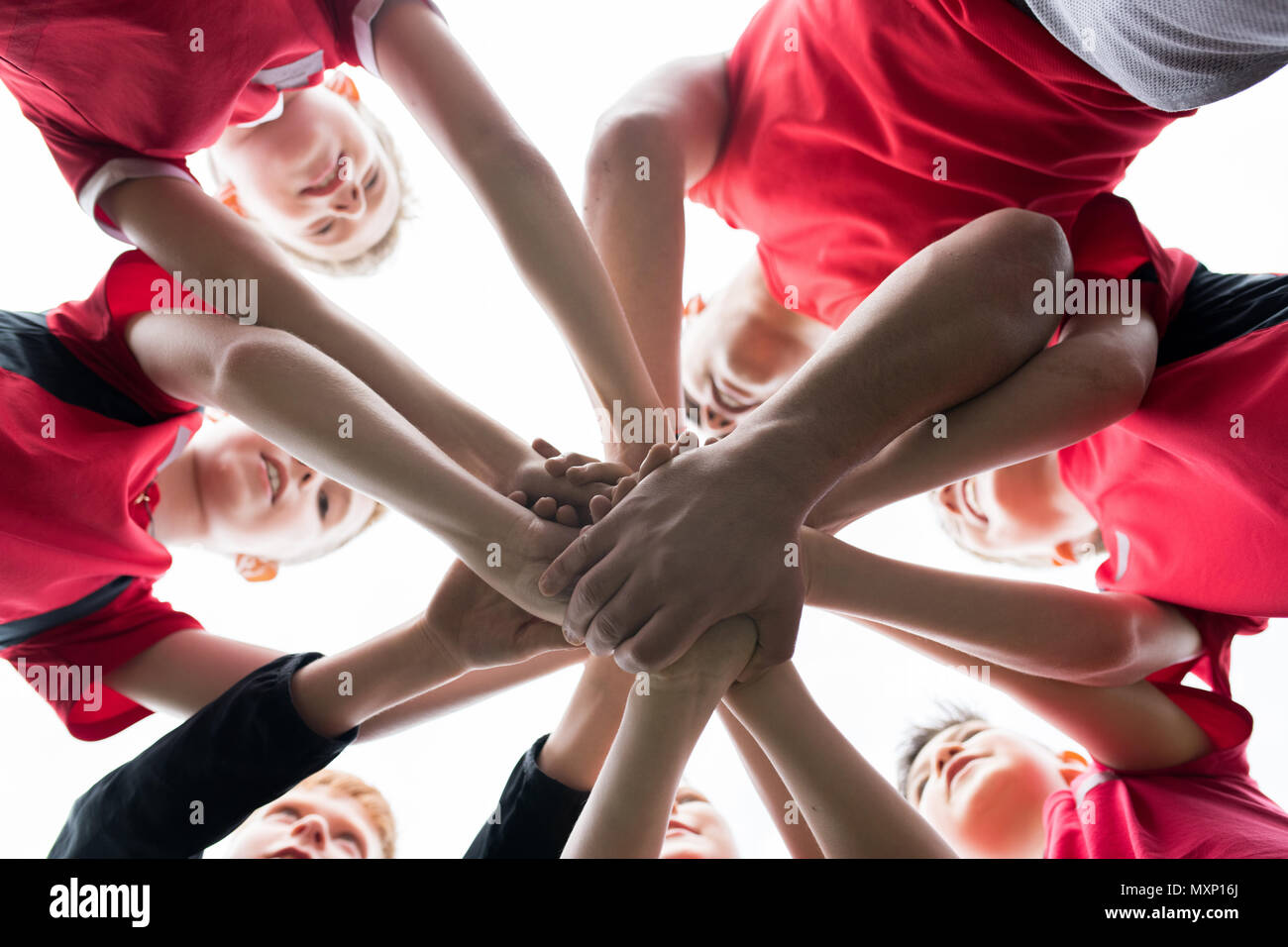 Soccer team huddle kids hi-res stock photography and images - Alamy