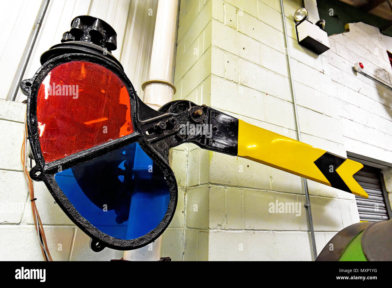 Yellow railway signal hi-res stock photography and images - Alamy