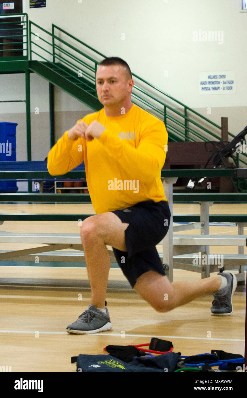 VIRGINIA BEACH, Va. (Nov. 18, 2016) Command Fitness Leader, Petty ...
