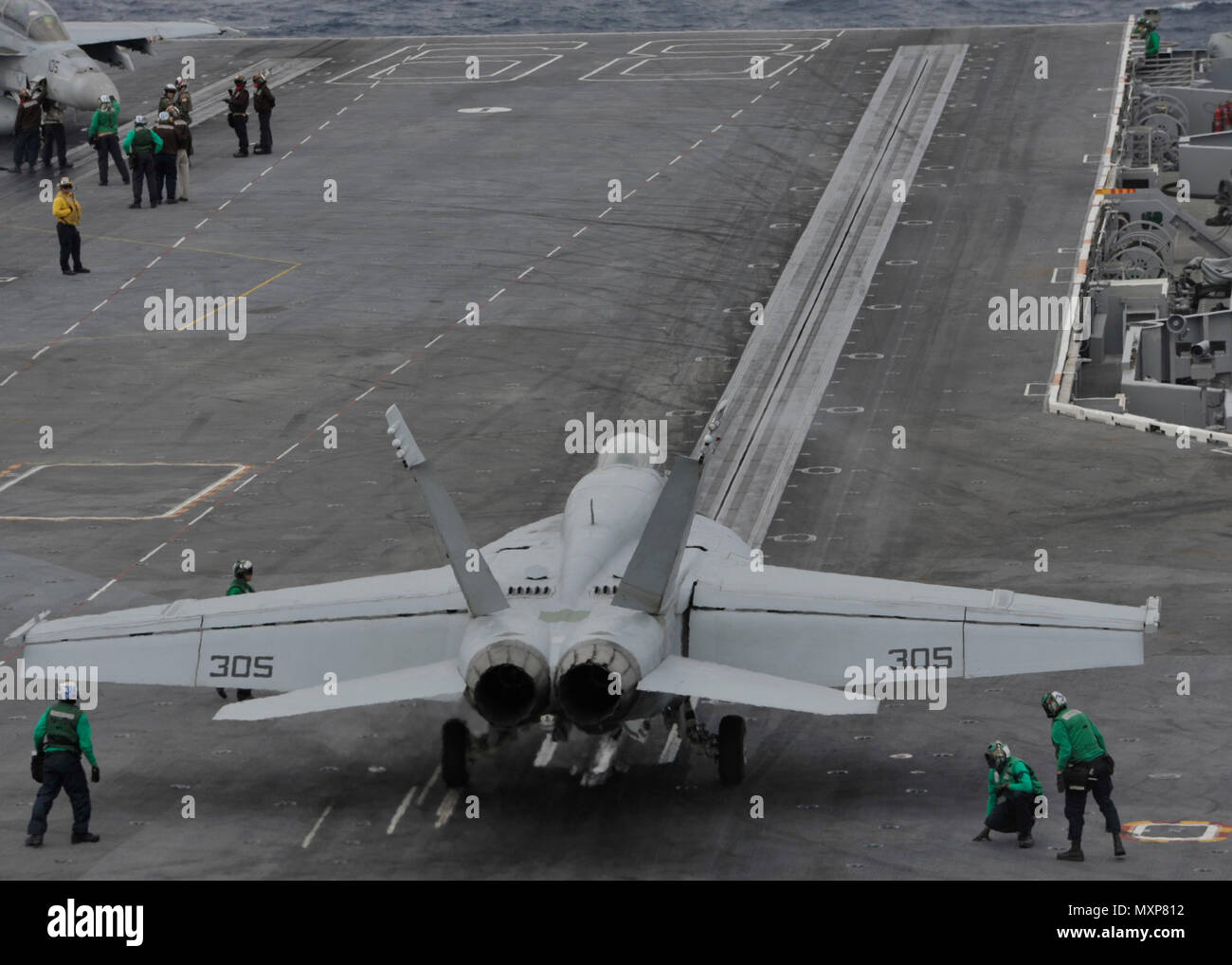 PACIFIC OCEAN (Nov. 26, 2016) – An F/A-18E Super Hornet, from the Blue ...