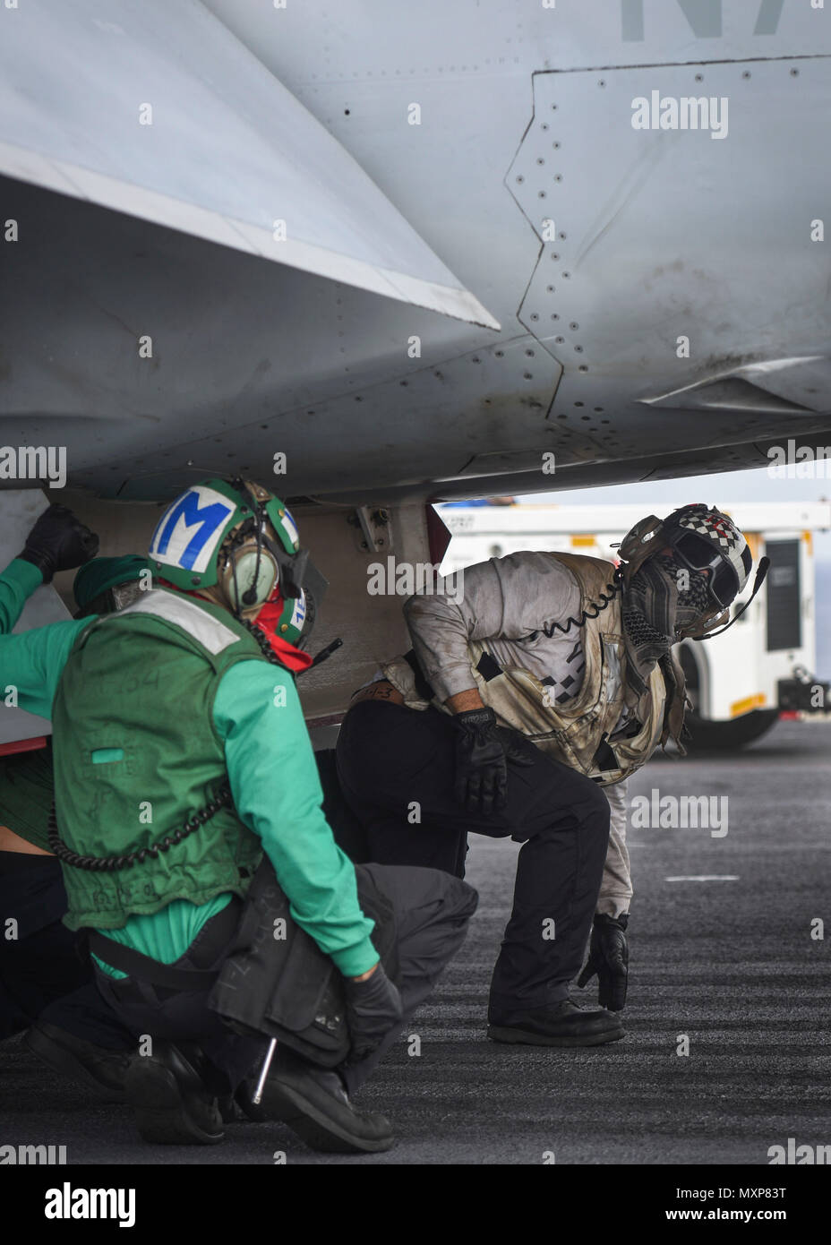 PACIFIC OCEAN (Nov. 26, 2016) Seaman Talon Smith, left, and Petty ...