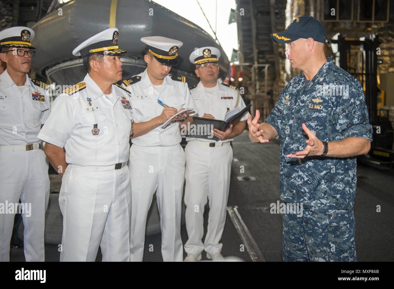 161128-N-MW990-015 CHANGI NAVAL BASE, Singapore (November 28, 2016) USS ...