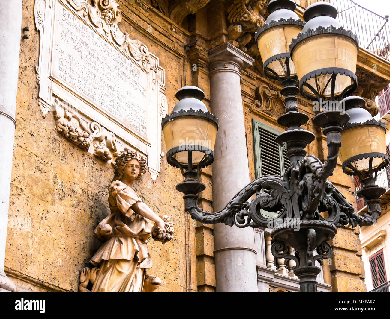 Female spring statue hi-res stock photography and images - Alamy
