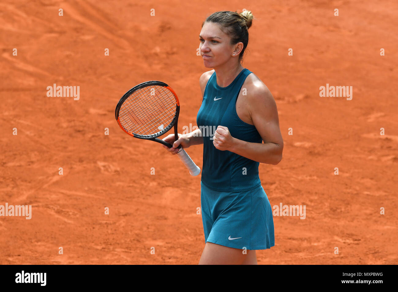 Simona halep french hi-res stock photography and images - Alamy