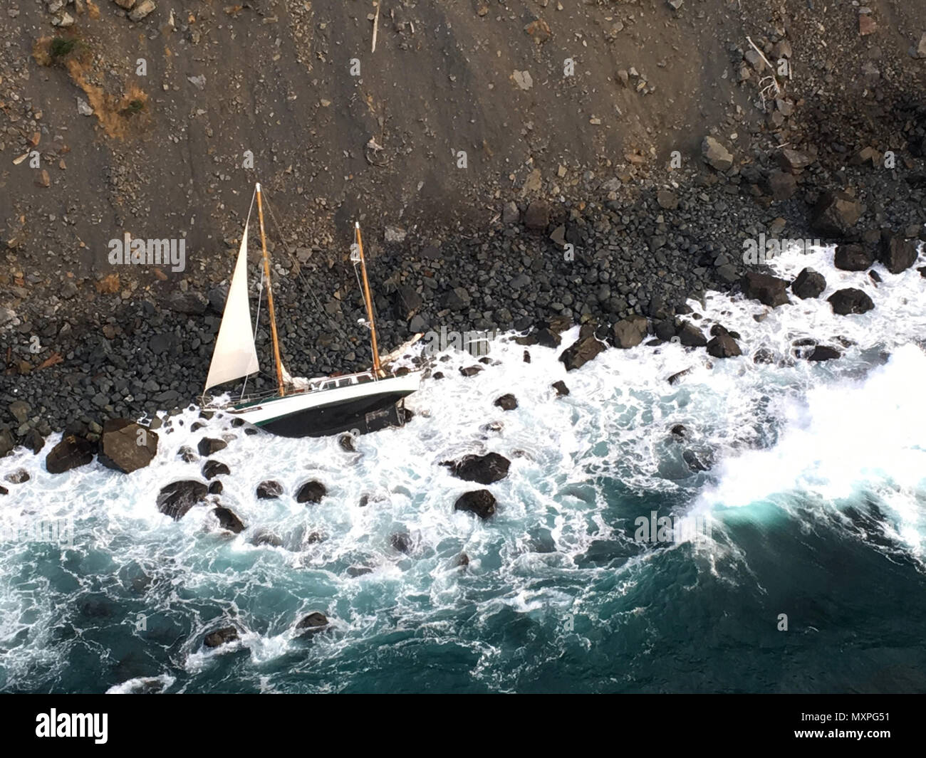 Sailboat runs aground hi-res stock photography and images - Alamy