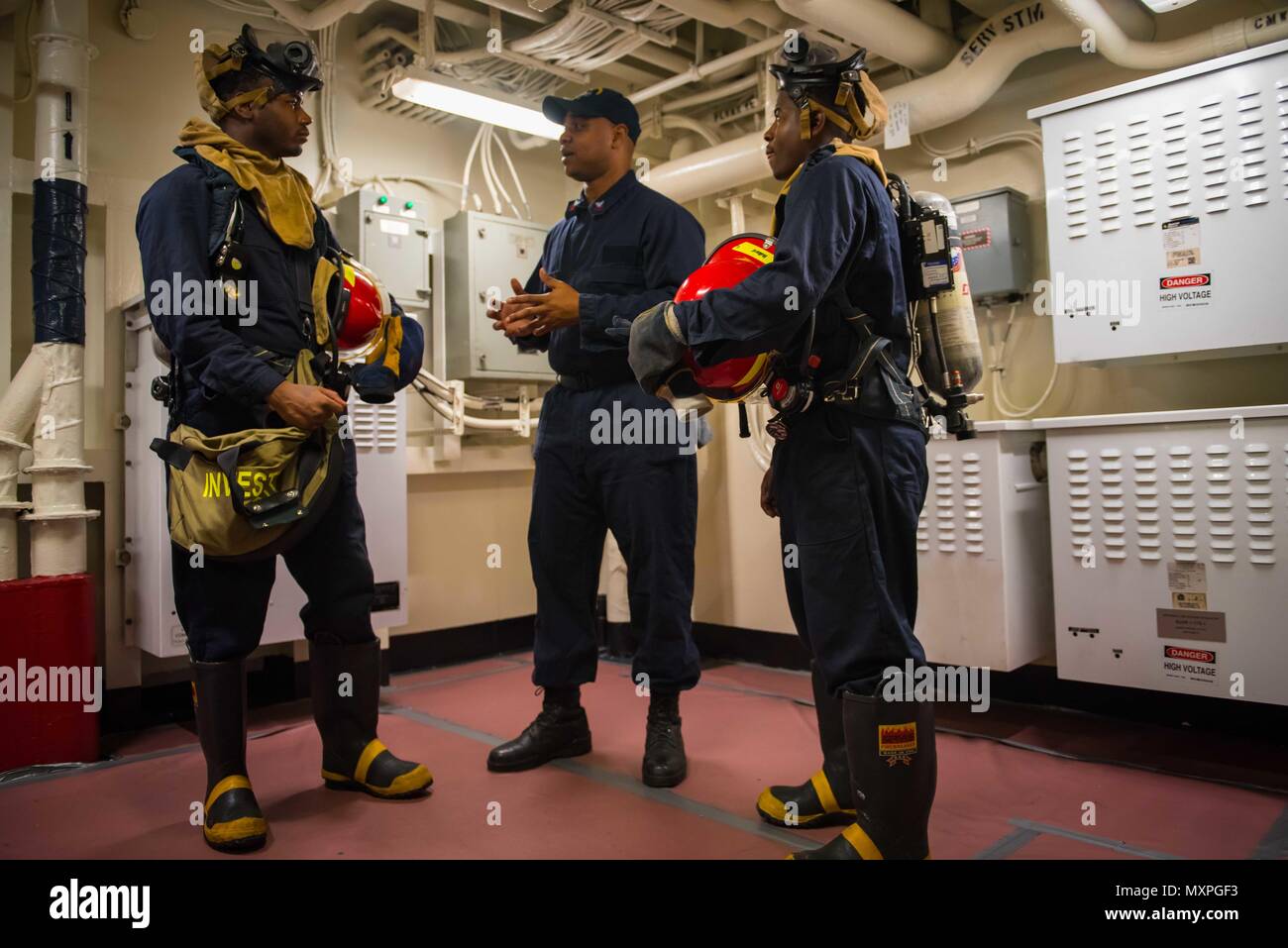 161123-N-VN584-302 SAN DIEGO (Nov. 23, 2016)- Petty Officer 1st Class ...