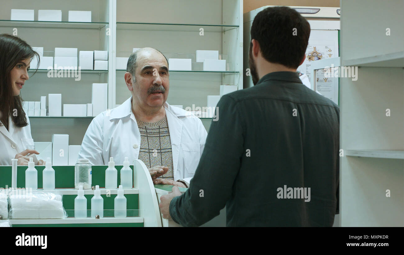 Pharmacist client conflict try hi-res stock photography and images - Alamy
