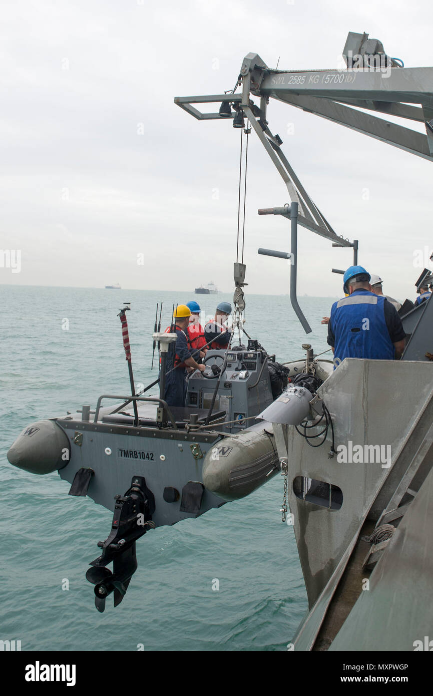 161201-N-MW990-023 SOUTH CHINA SEA (Dec. 1, 2016) Sailors stationed ...