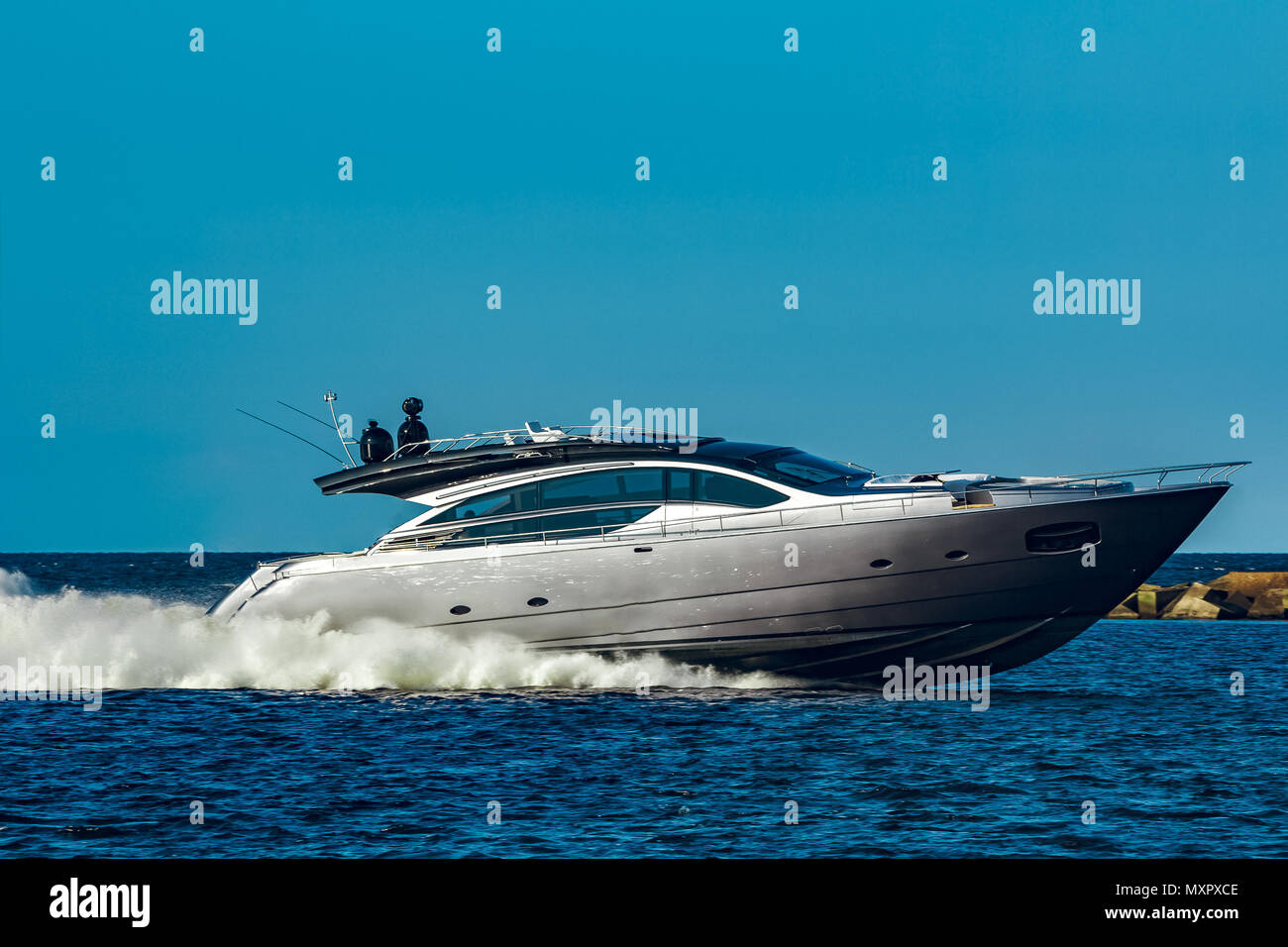 Fast moving water craft hi-res stock photography and images - Alamy