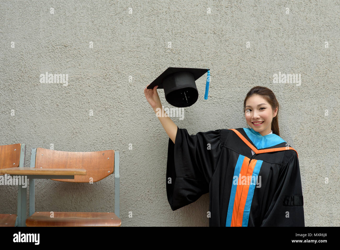 Female graduate hats hi-res stock photography and images - Alamy