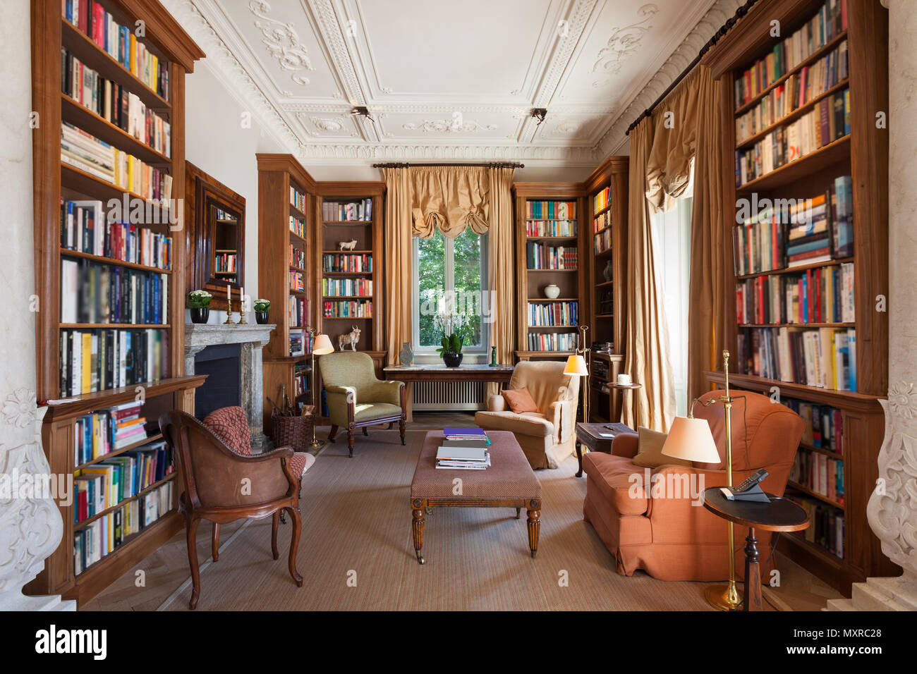 Interiors, classical library in a period mansion Stock Photo - Alamy