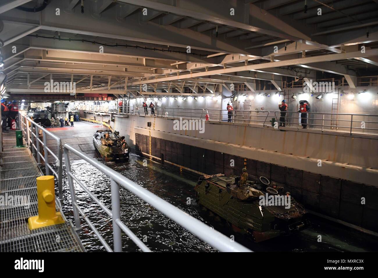 161202-N-ME988-341 ATLANTIC OCEAN (Dec. 02, 2016) Amphibious assault ...