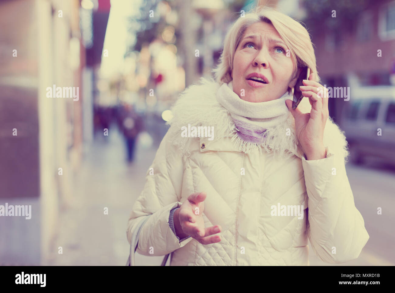 Perplexed woman hi-res stock photography and images - Alamy