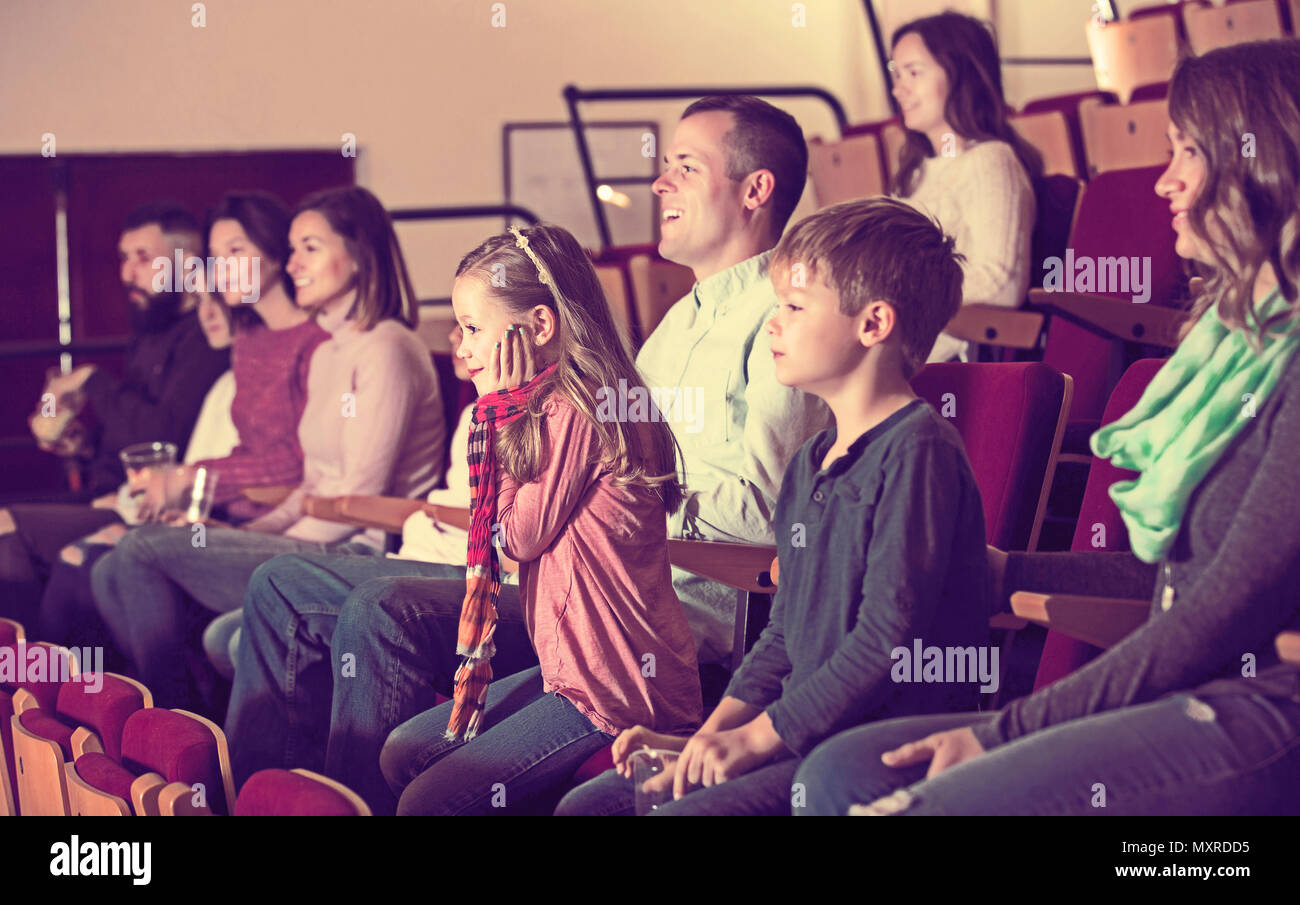Laughing audience children show hi-res stock photography and images - Alamy