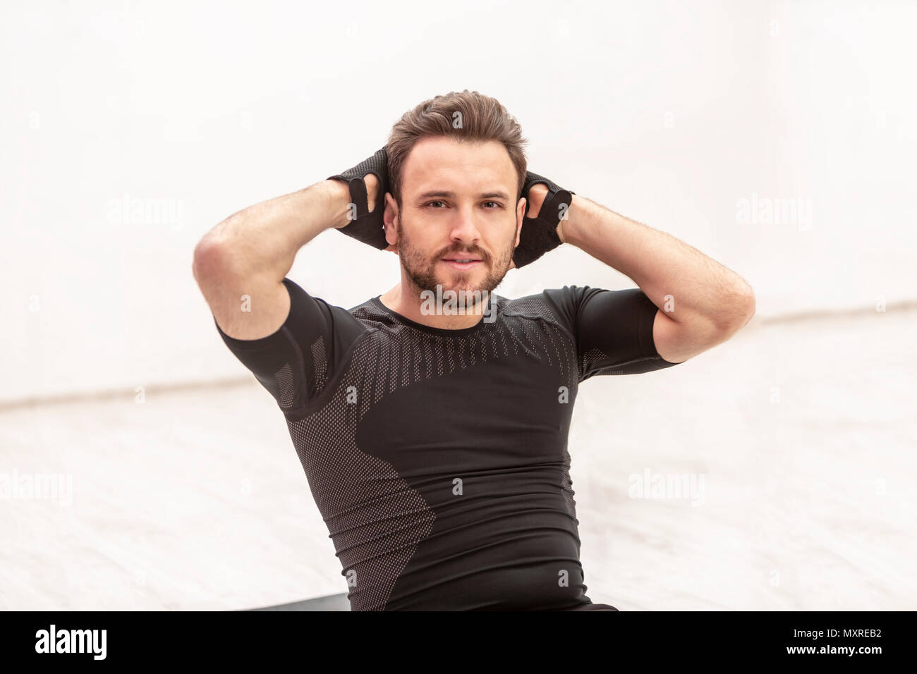 Fit couple doing sit ups hi-res stock photography and images - Alamy