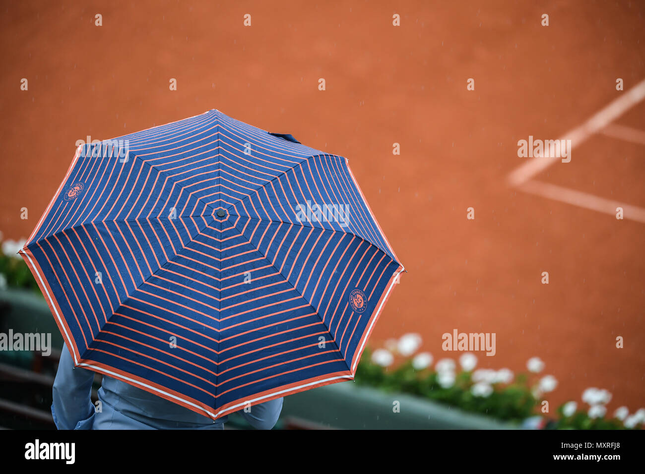 Tennis umbrella hi-res stock photography and images - Alamy