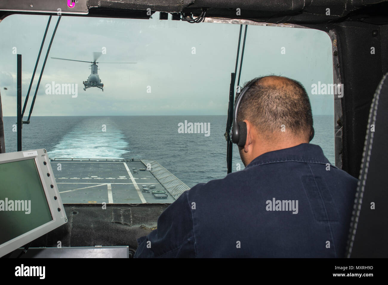 161204-N-MW990-016 SOUTH CHINA SEA (Dec. 4, 2016) Chief Petty Officer ...