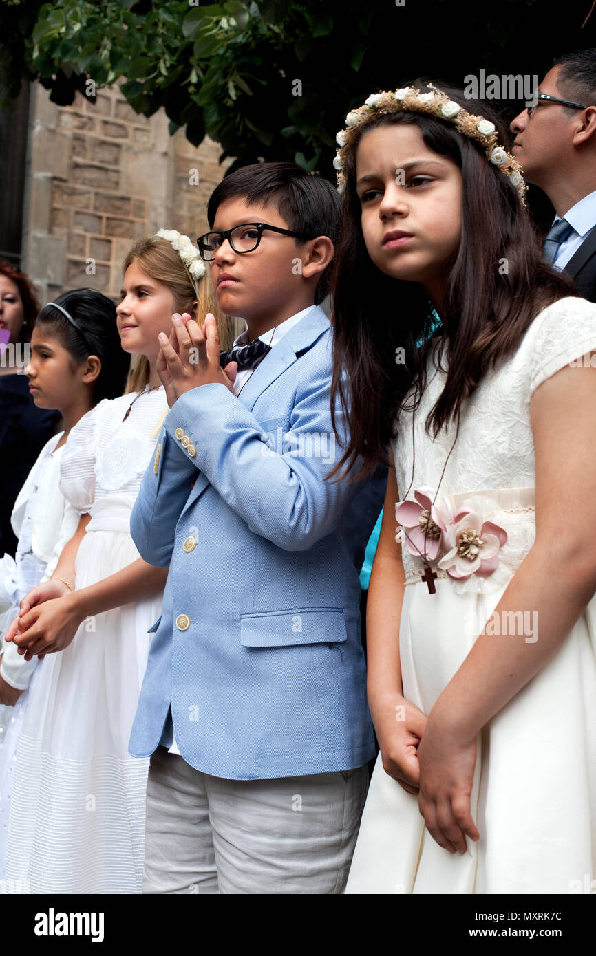 Communion children hi-res stock photography and images - Alamy