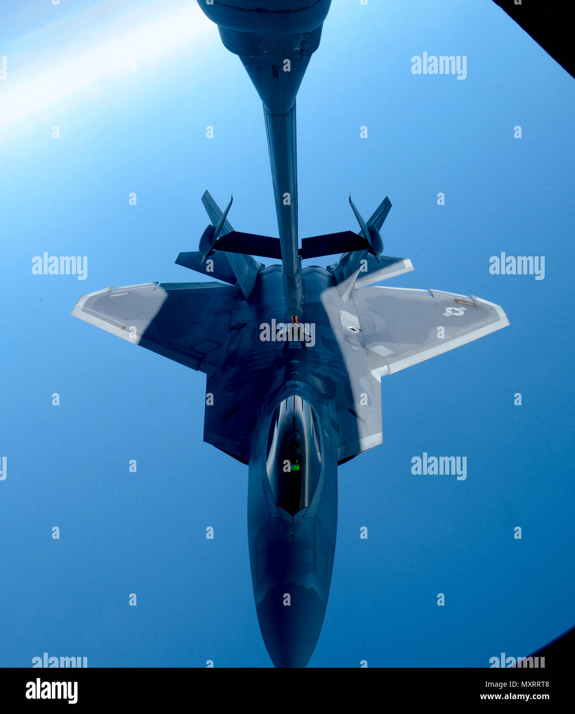 F 22 raptor aerial refuel hi-res stock photography and images - Alamy