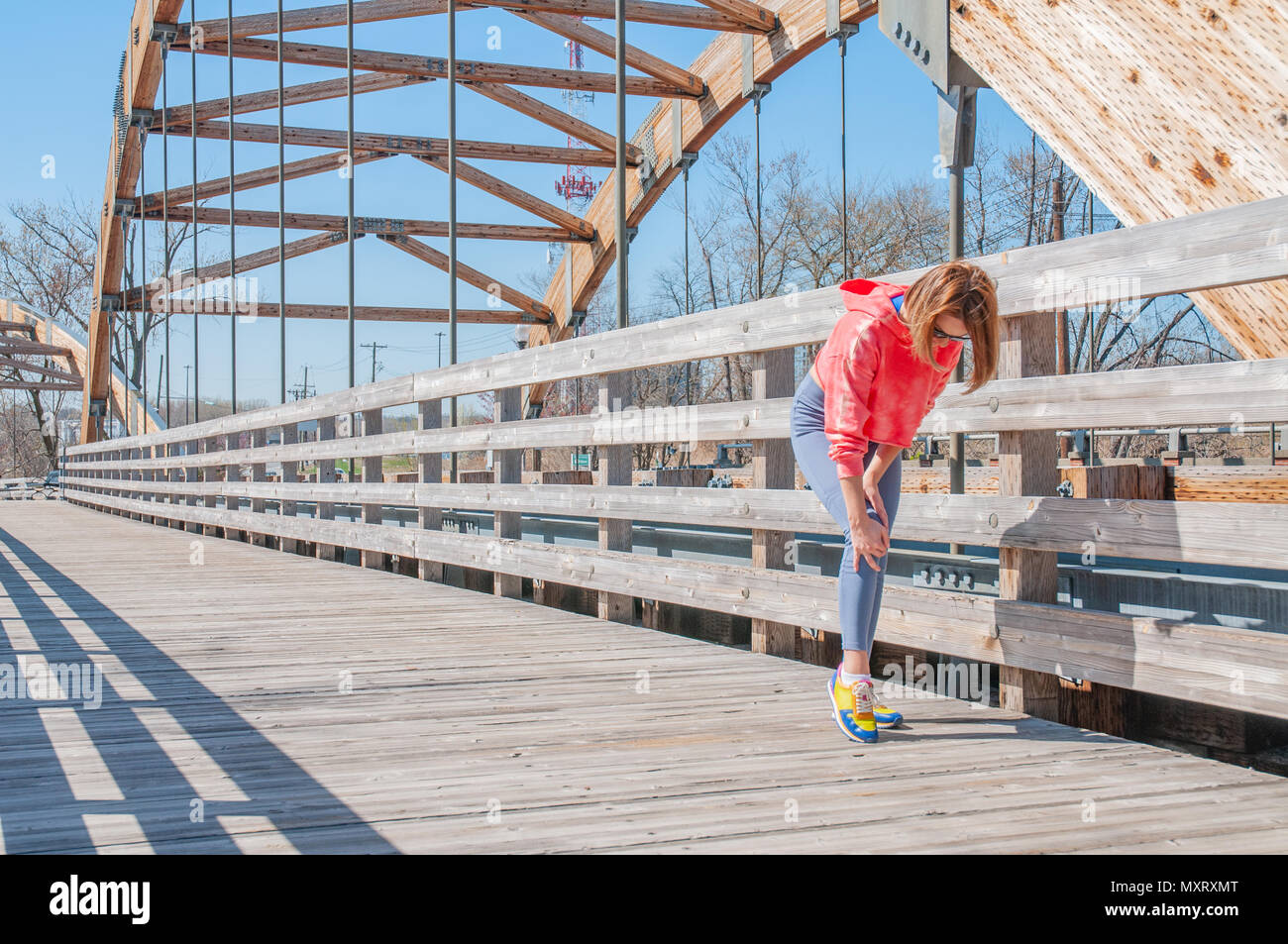 Knee pain. Running. Female runner with leg sport muscle lesion Stock ...