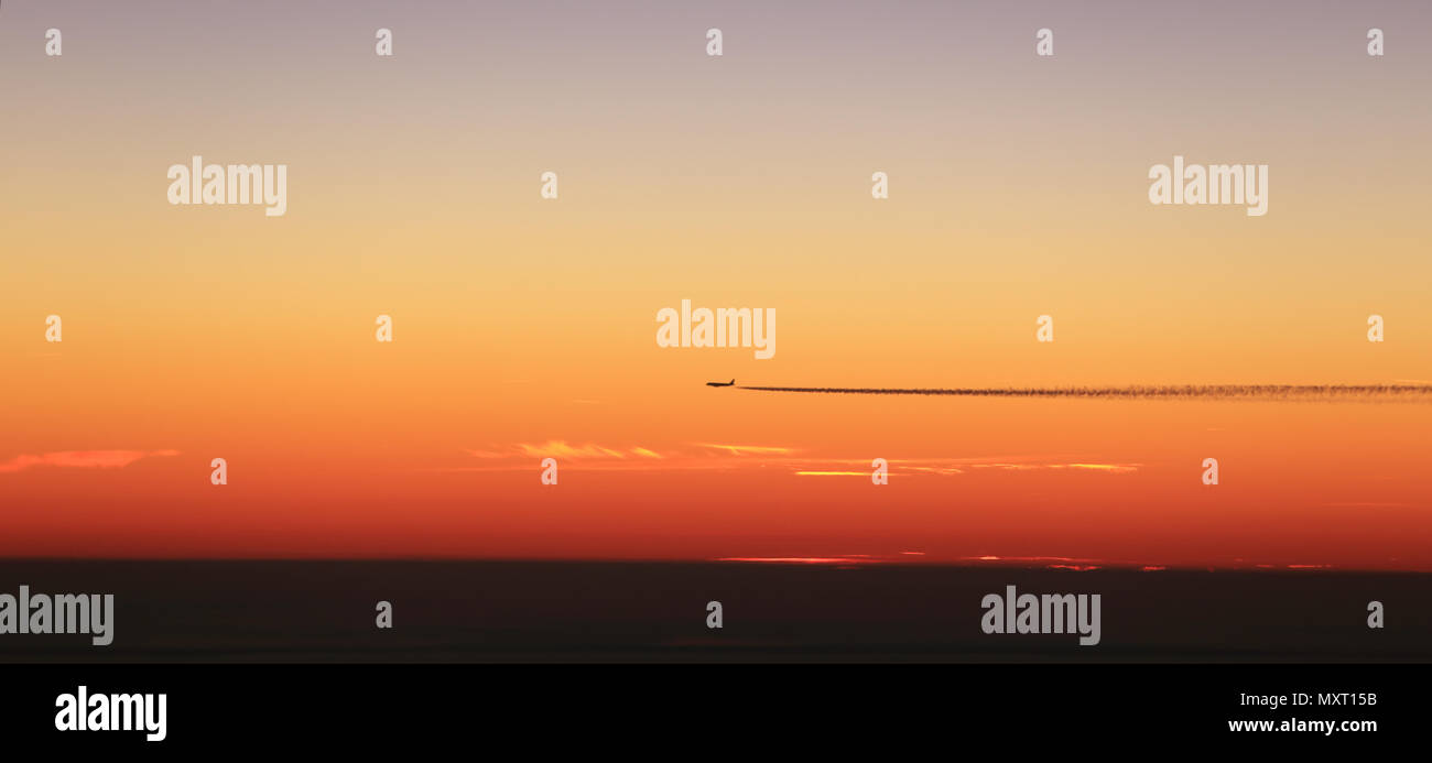 Jetting off into the sunset, in-flight shot Stock Photo - Alamy