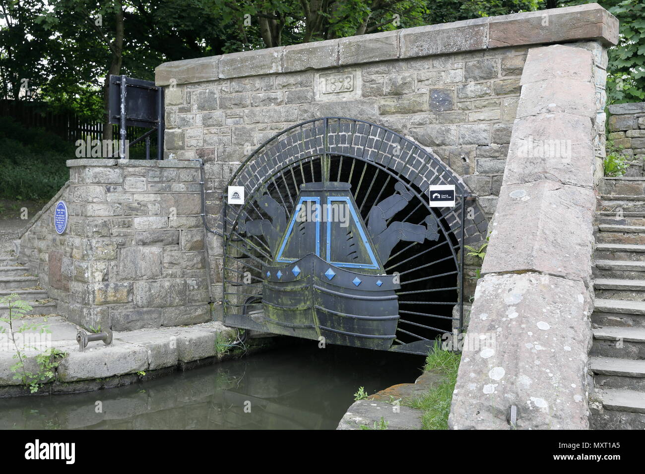 Huddersfield canal diggle hi-res stock photography and images - Alamy