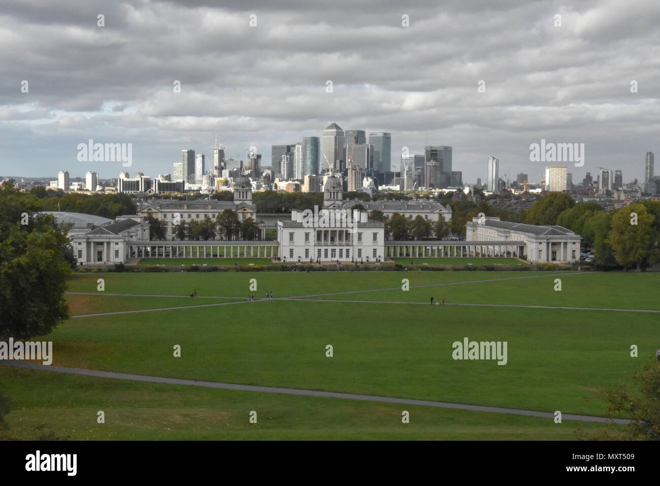 Queens house museum and canary wharf skyline hi-res stock photography ...
