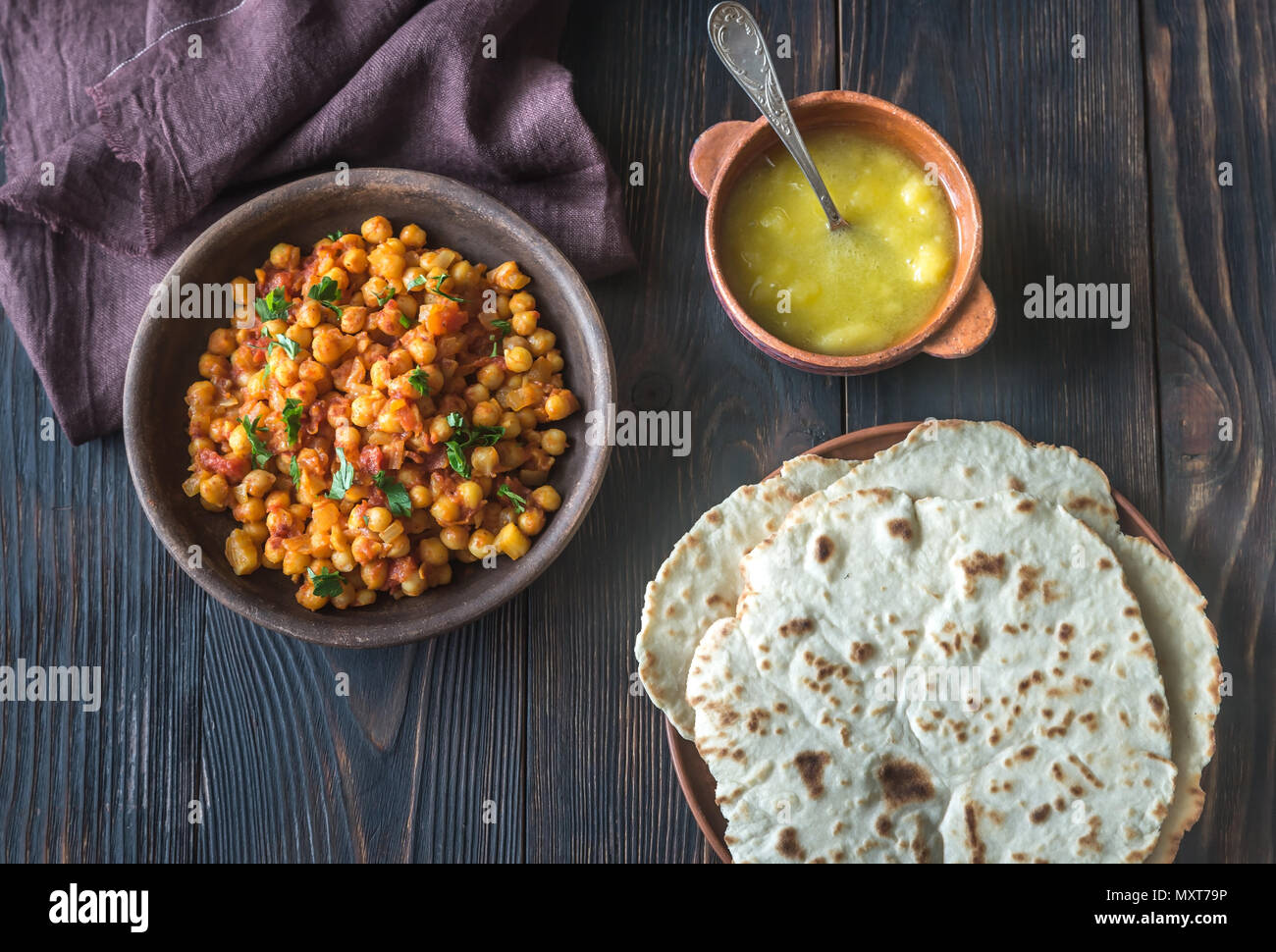 Bowl of chana masala with flatbread Stock Photo - Alamy
