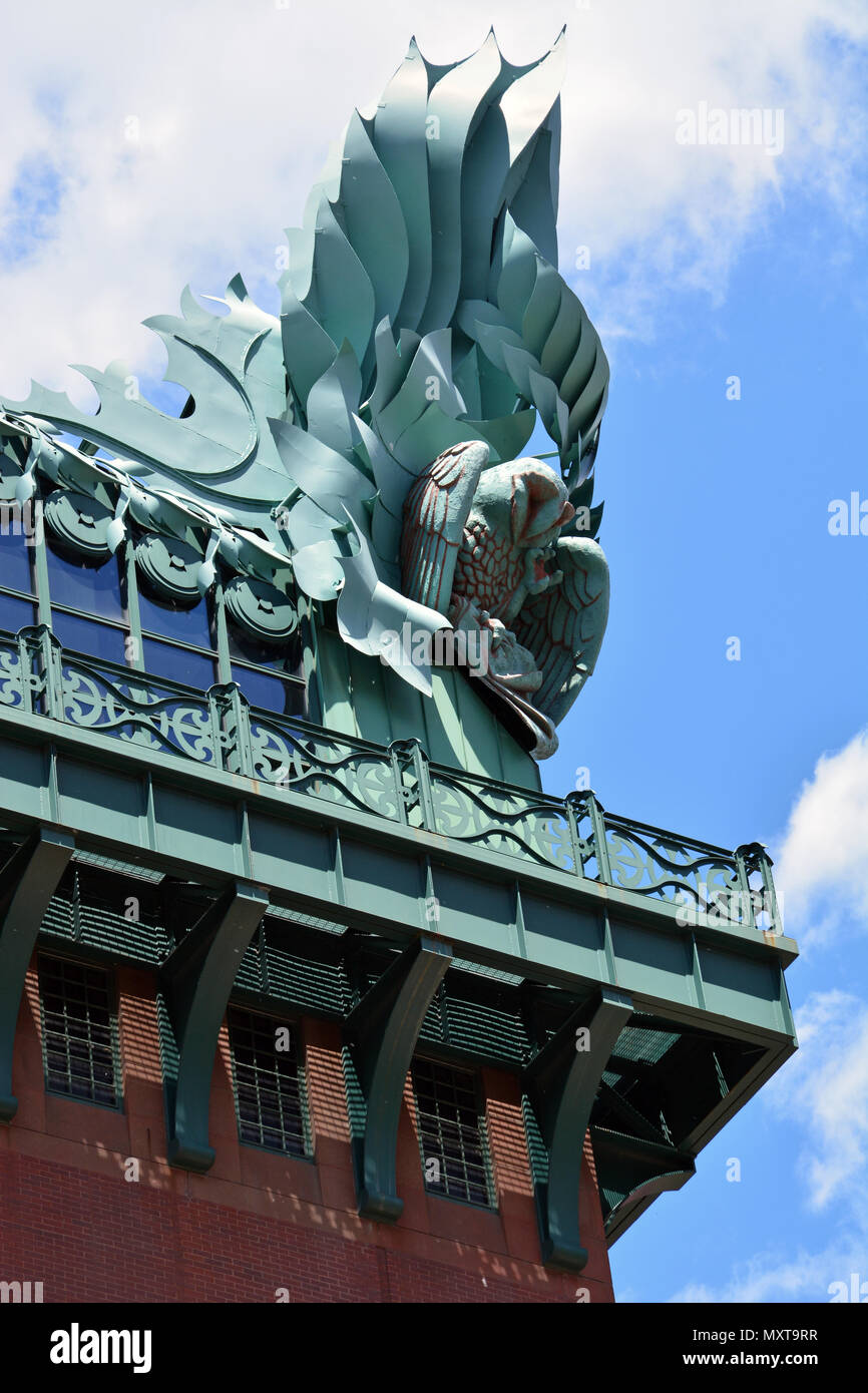 Architectural detail of giant owls on the roof of the Harold Washington ...