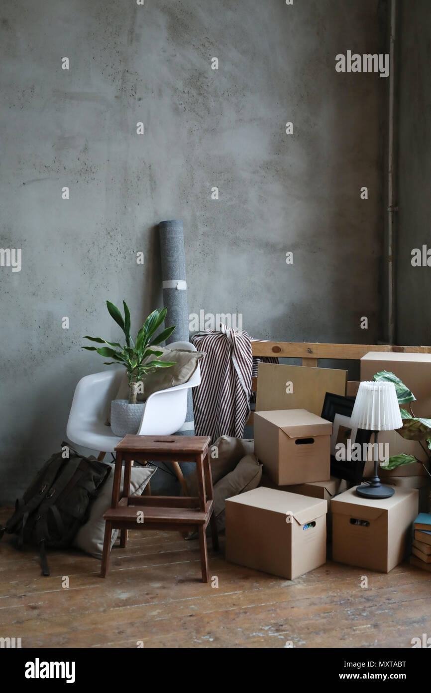 Unpack unpacking pack packing hi-res stock photography and images - Alamy