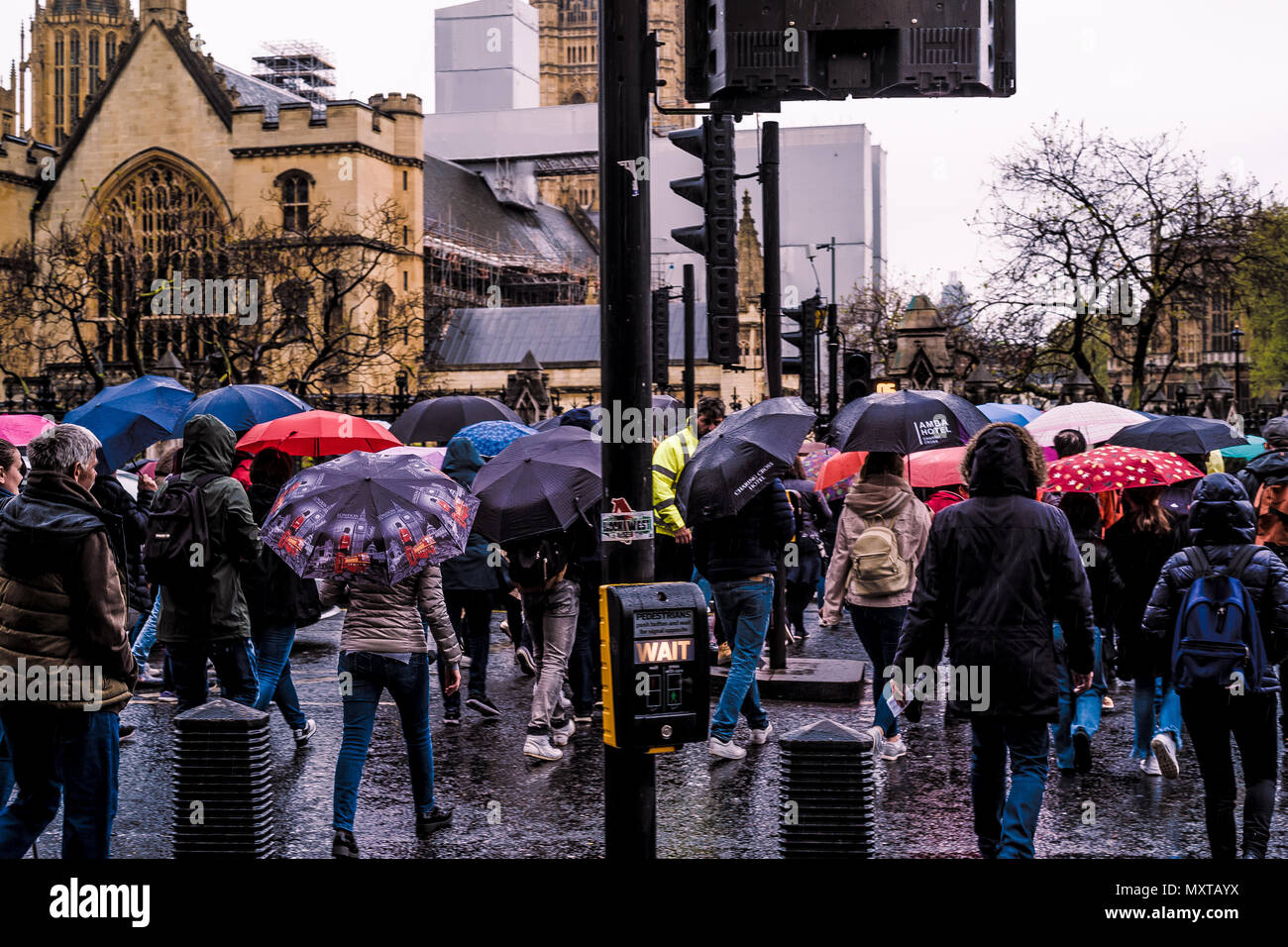 Wet rain crowd hi-res stock photography and images - Alamy