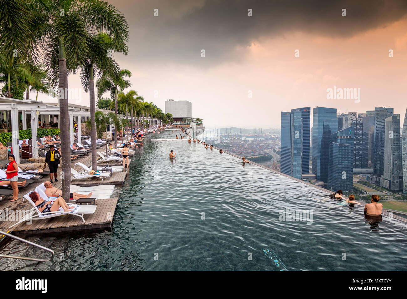 Swimming pool on the top of skyscraper hi-res stock photography and ...