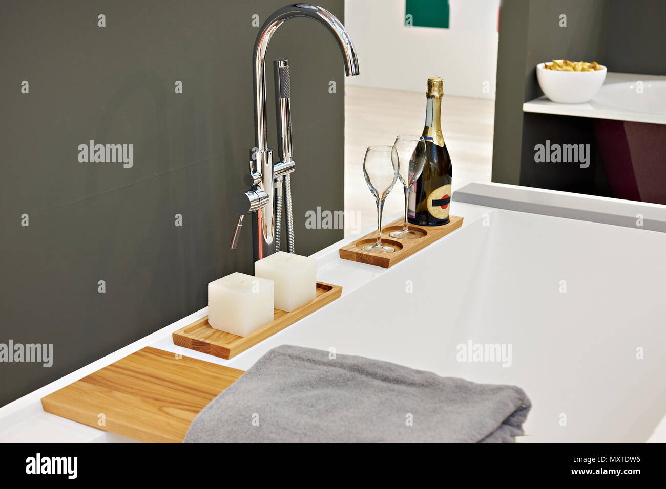 Bath with a bottle of champagne and glasses Stock Photo - Alamy