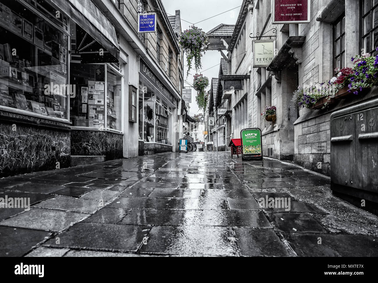 Wet flag stones hi-res stock photography and images - Alamy