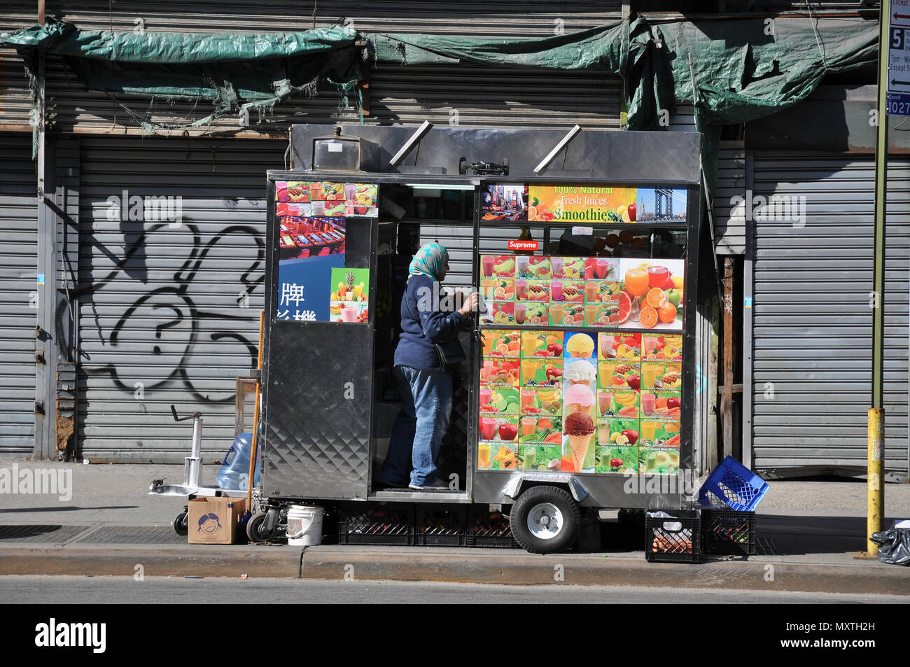 Sidewalk food cart hi-res stock photography and images - Alamy