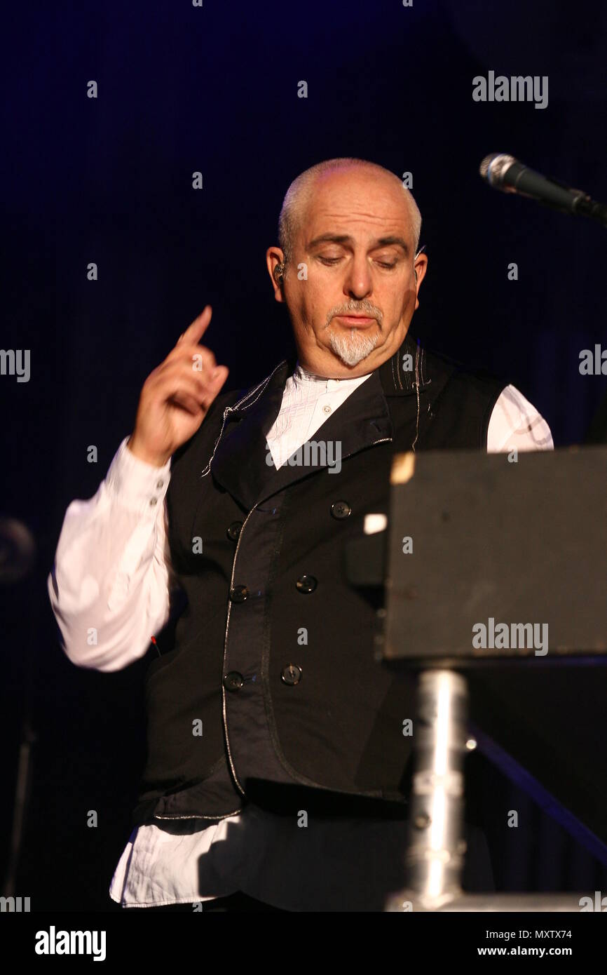 Peter gabriel performing hi-res stock photography and images - Alamy