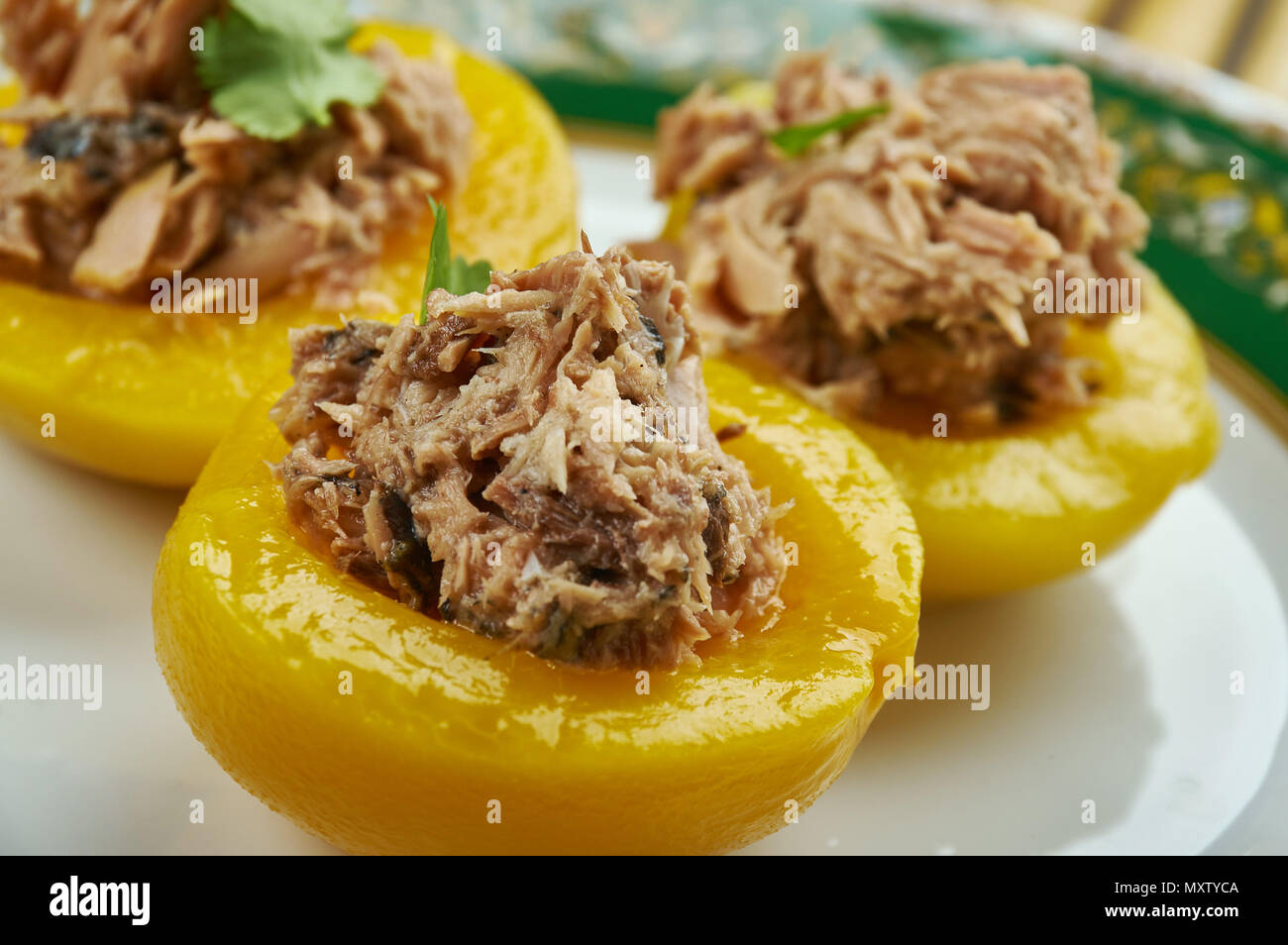 Perziken met tonijn, Peaches stuffed with tuna Stock Photo - Alamy