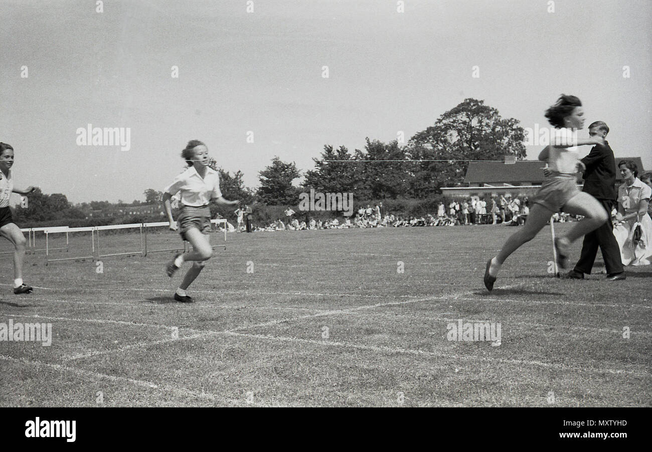 1960s historical school sports day hi-res stock photography and images ...