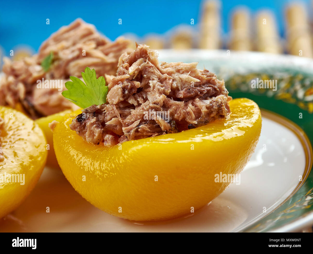 Perziken met tonijn, Peaches stuffed with tuna Stock Photo - Alamy