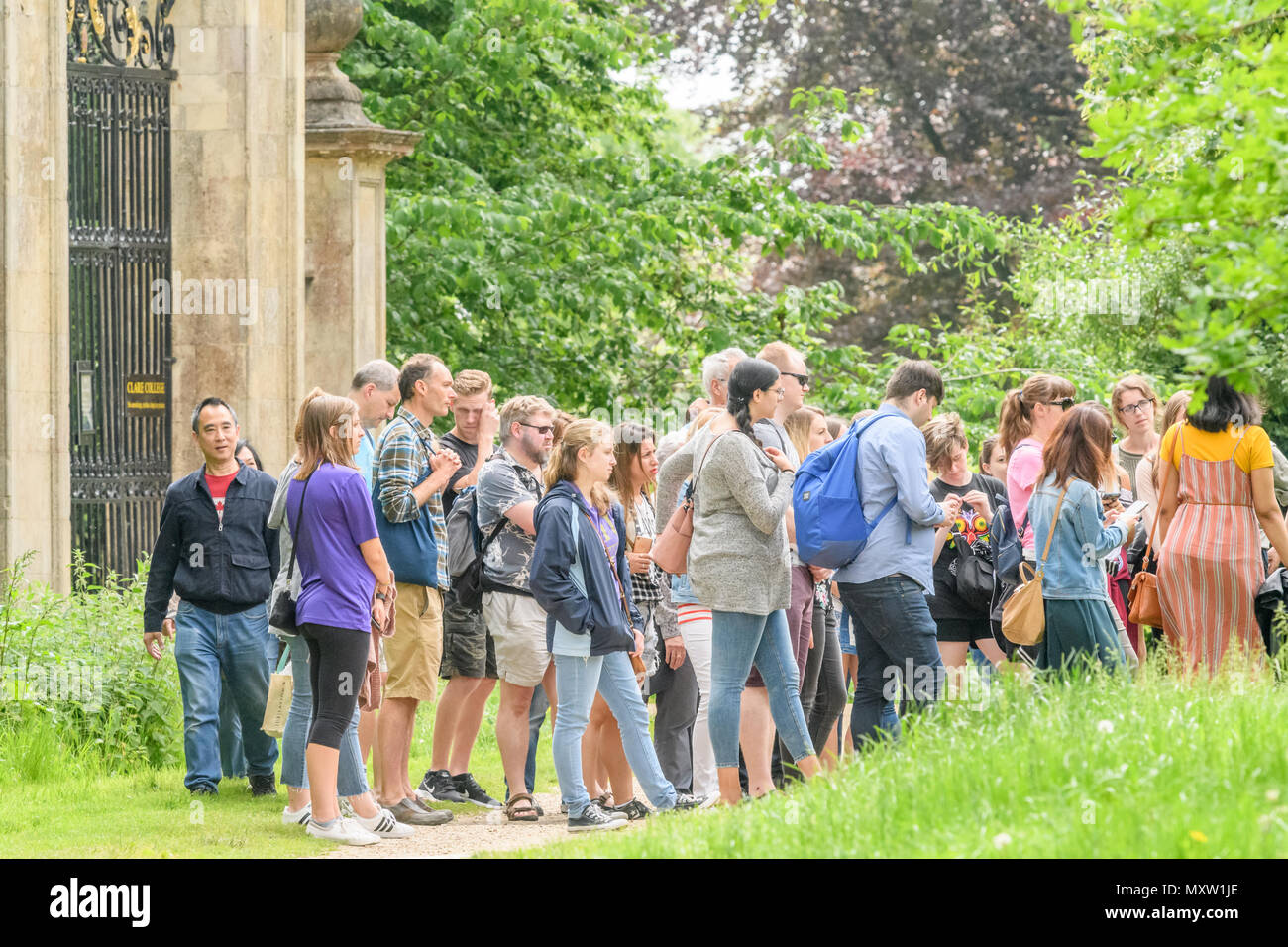 University tour guide hi-res stock photography and images - Alamy