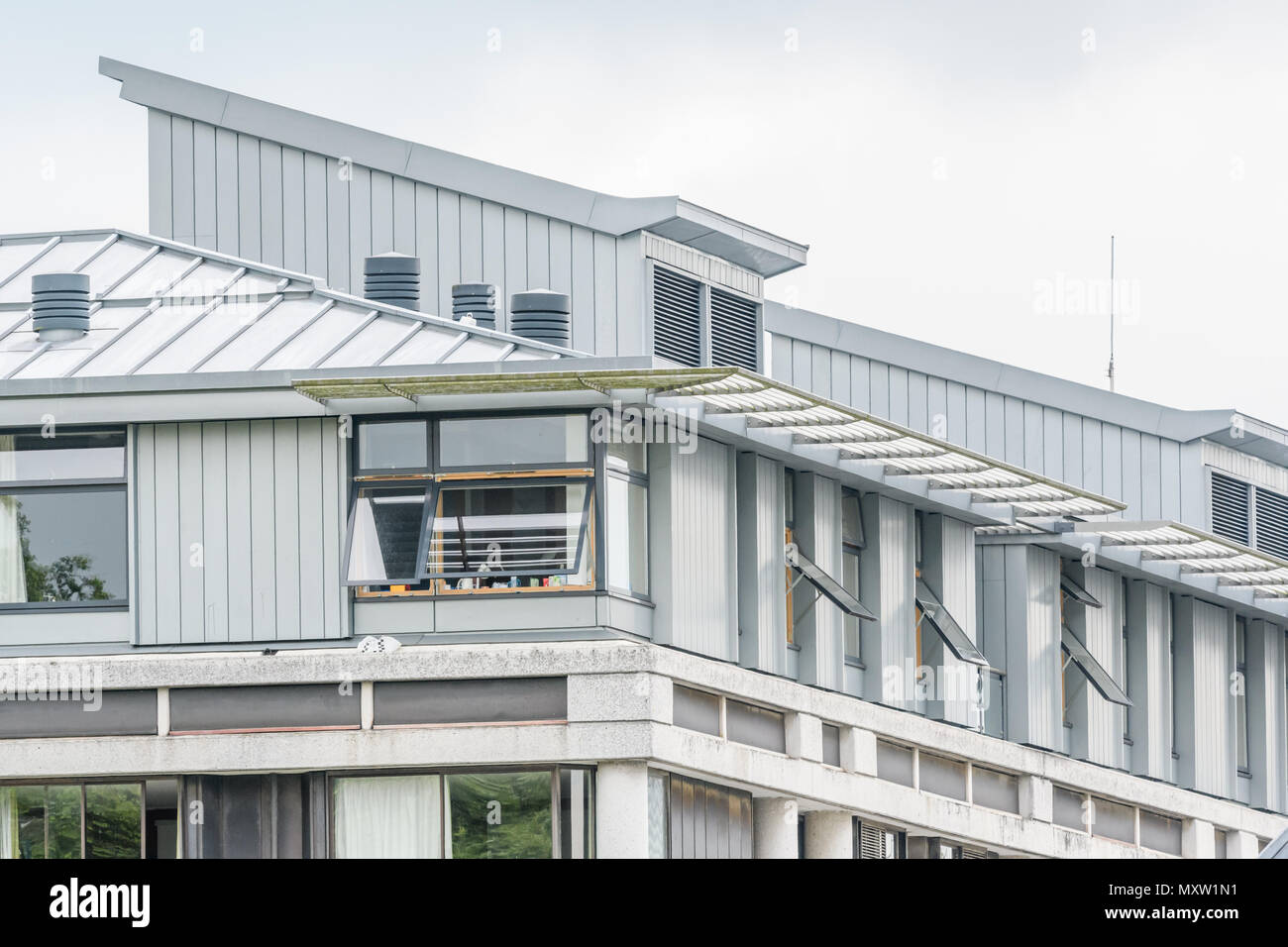 Detail of an upper story at the Cripps building, Queen's college ...