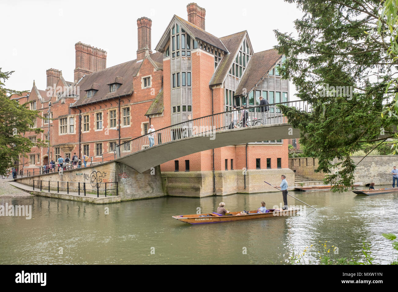 Garret Hostel lane bridge over the river Cam above a punt outside the ...